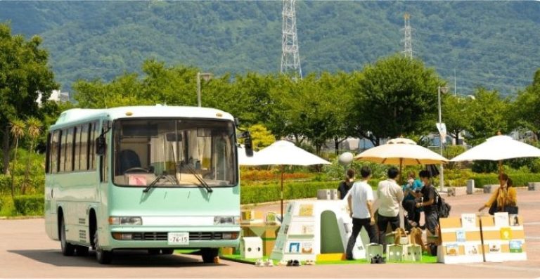 移動型の託児所でママと子どもを笑顔に！バスやキャンピングカーを活用したサービスや設置・運営の基礎知識も解説 Myキッチンカー 移動販売車の